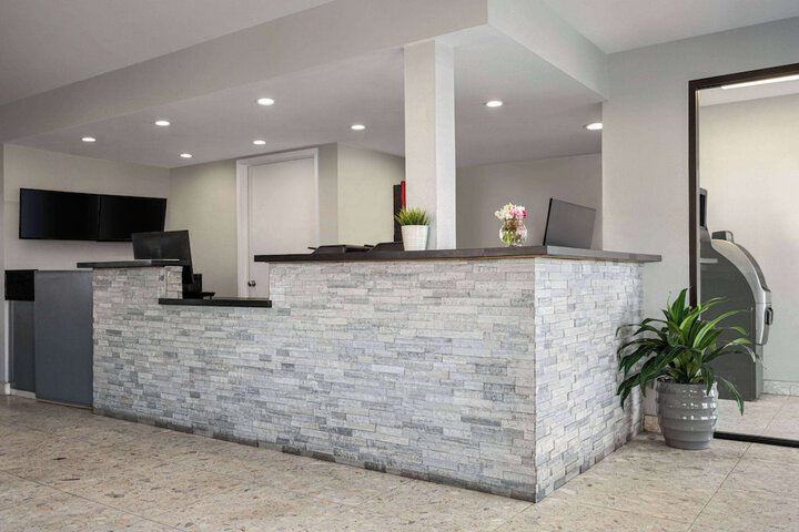 Days Inn by Wyndham Fresno South Deals - Fresno CA