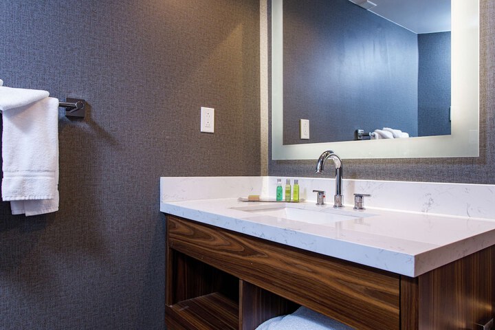 DoubleTree by Hilton Appleton Deals - Appleton WI